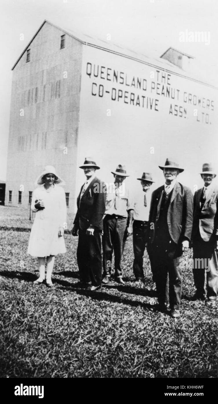 Peanut illustration vintage Black and White Stock Photos & Images - Alamy