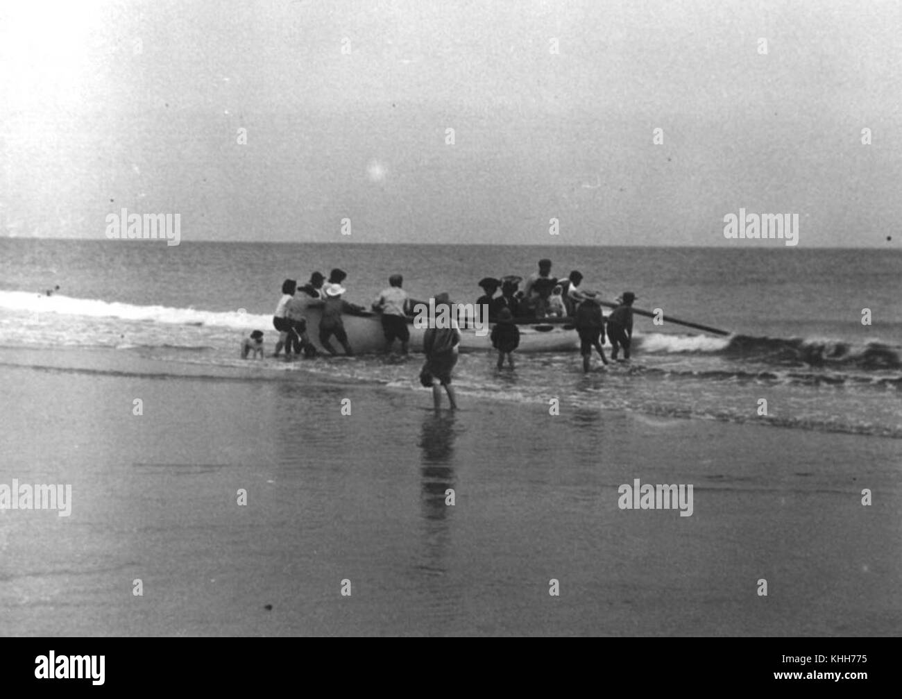 2 157585 Landing a boat at Bulwer on Moreton Island, Queensland, 1906 ...