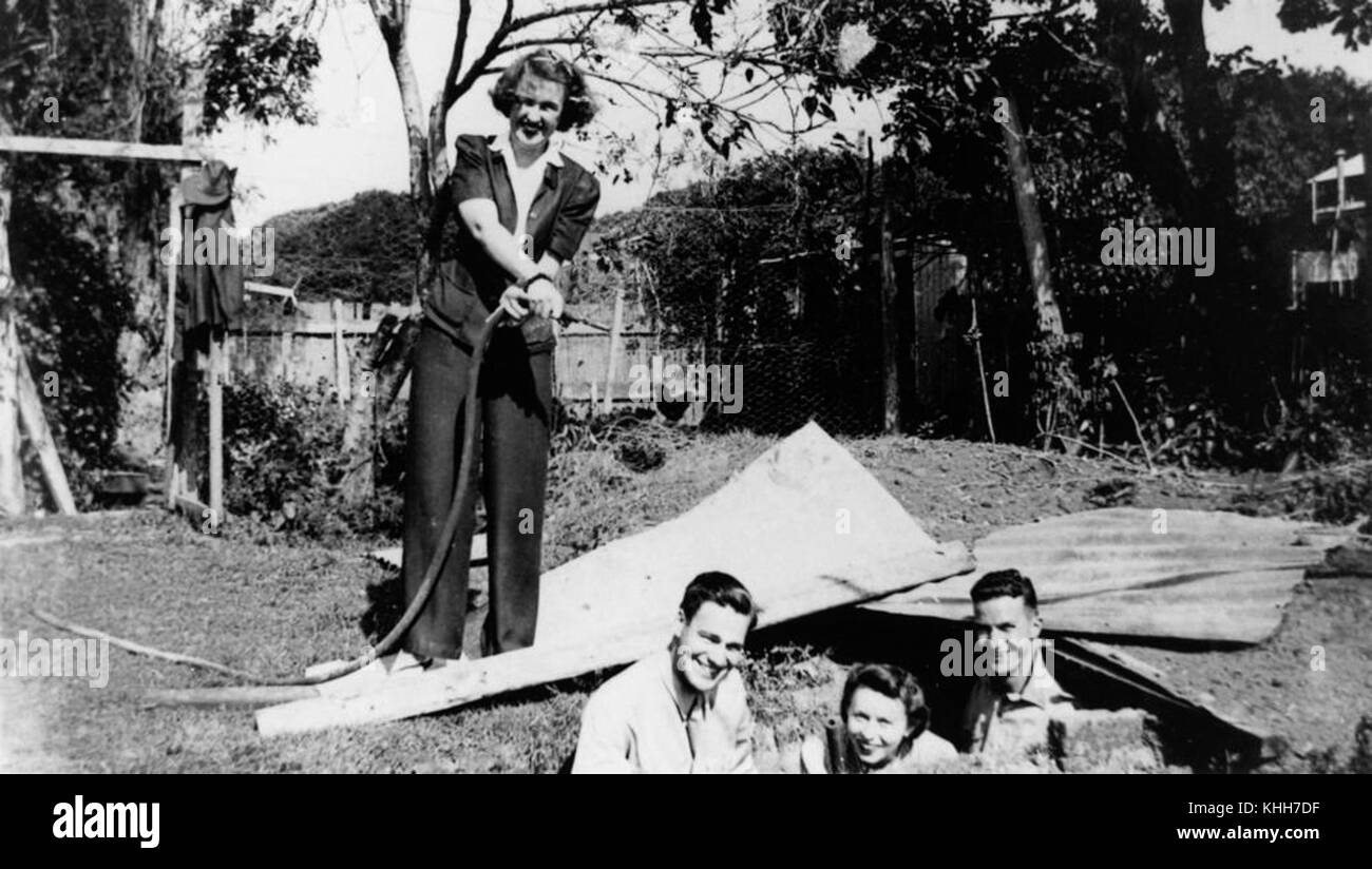 2 180999 American and Australian soldiers with two female friends ...