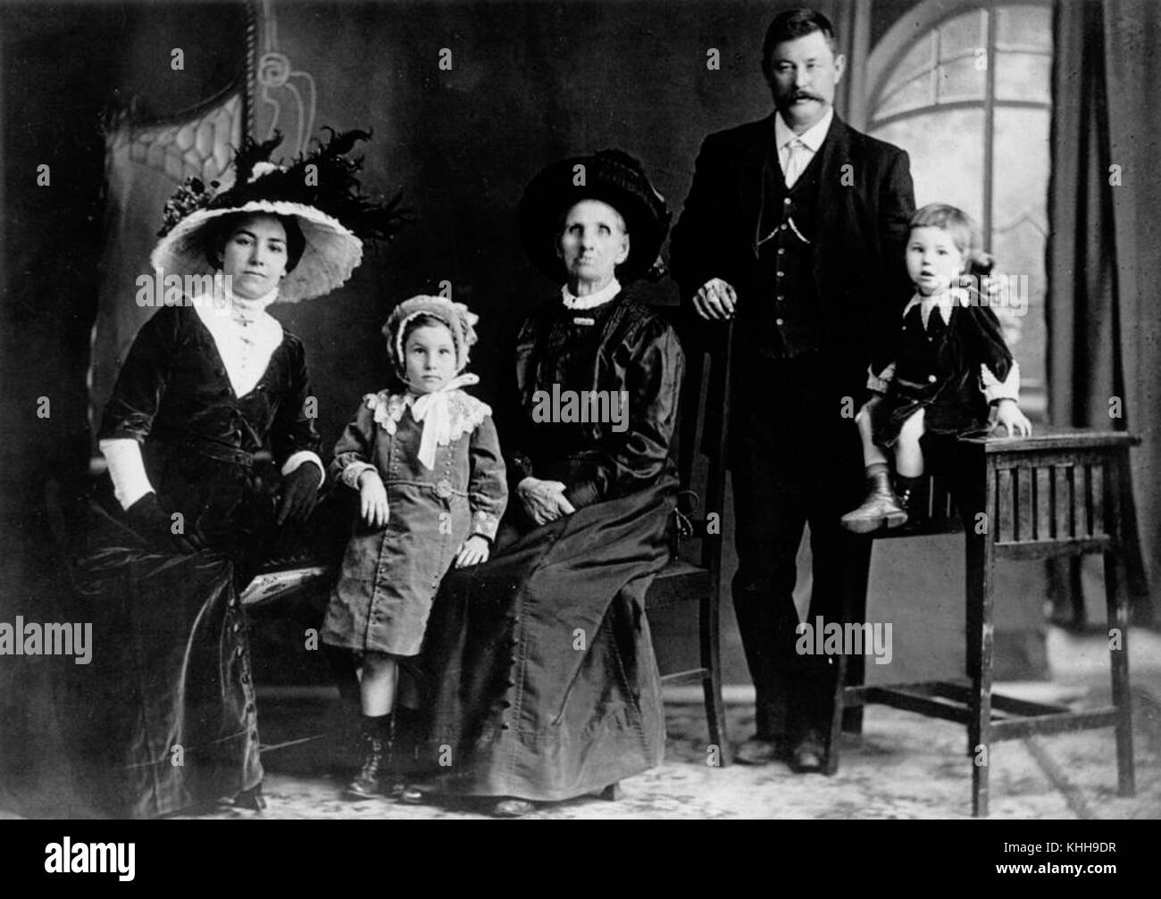 1 80535 Joe Barry and family, Rockhampton, ca. 1912 Stock Photo - Alamy