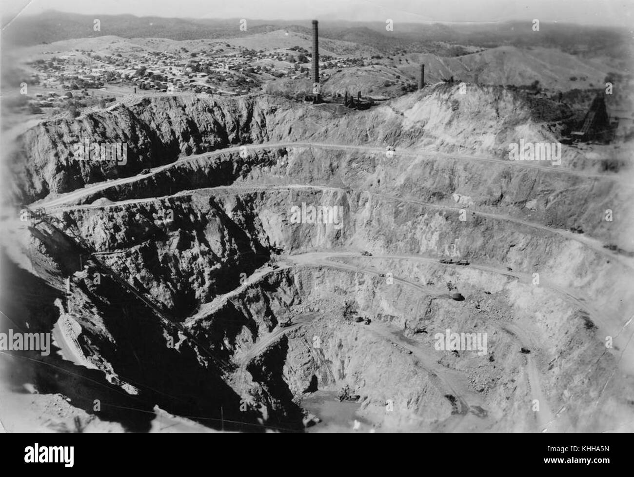 2 297631 Open cut mine at Mount Morgan, 1952 Stock Photo - Alamy