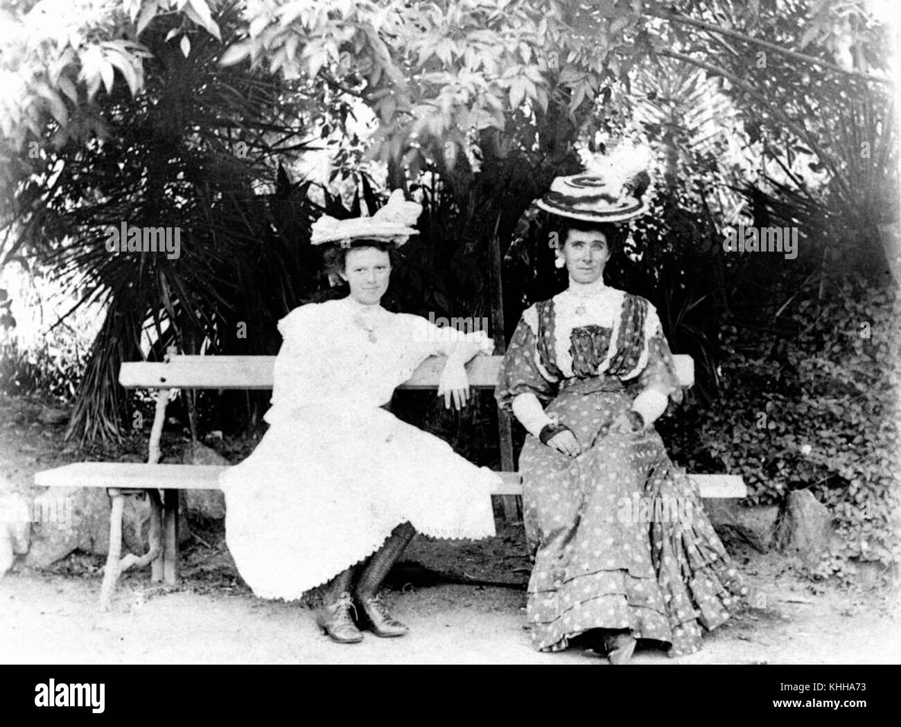 1930s historical mother daughter hi-res stock photography and images ...