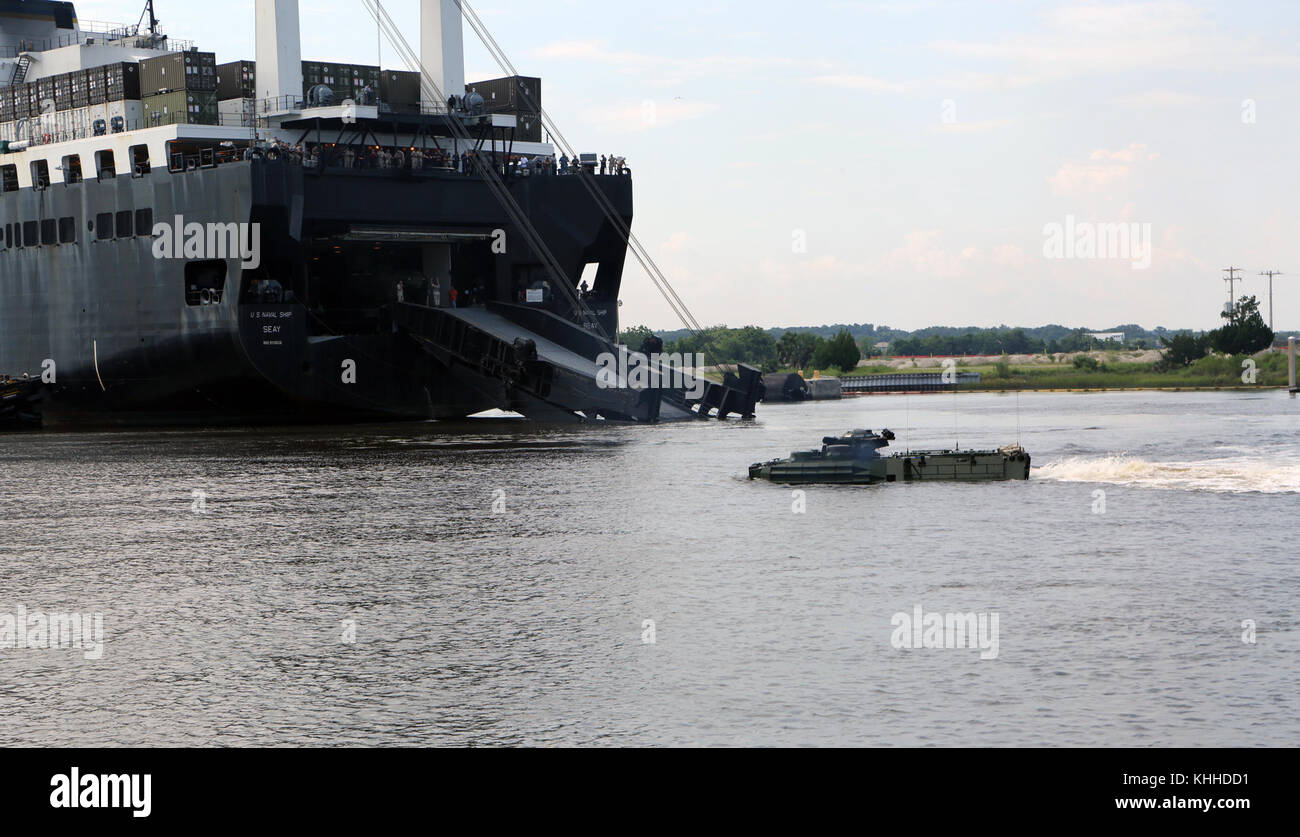 Amphibious combat vehicle training hi-res stock photography and images ...
