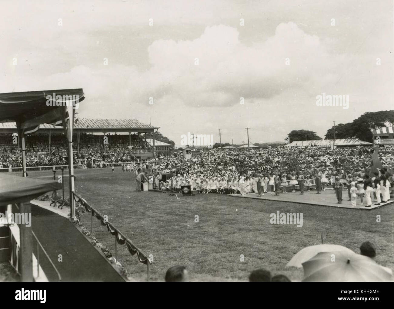 1 233845 Crowds seated for the arrival of Queen Elizabeth II, Mackay ...