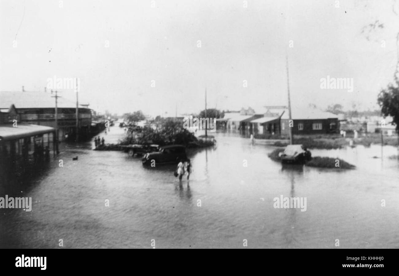 1 51676 Wading through flood waters in Home Hill, 1945 Stock Photo - Alamy
