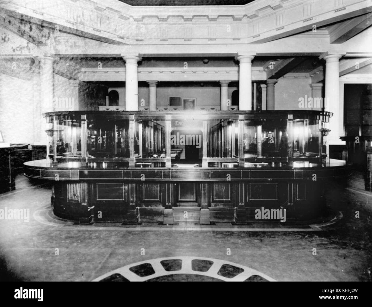 Bank tellers not atm hi-res stock photography and images - Alamy