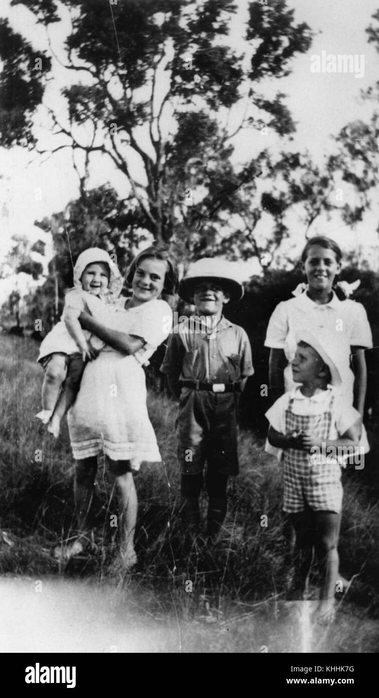 1 168599 Calder children in Childers, 1945 Stock Photo - Alamy