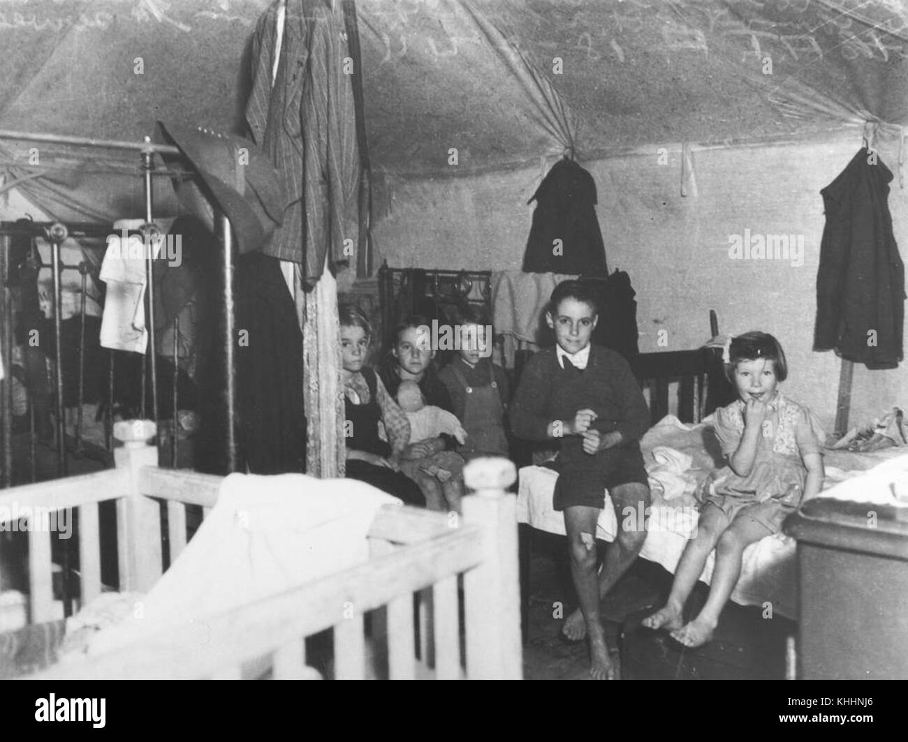 1940s poverty children hi-res stock photography and images - Alamy