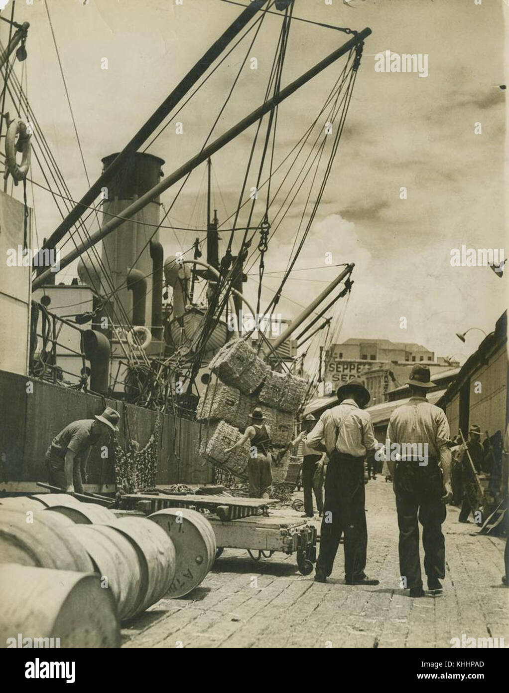 1 251324 Waterside workers loading a ship in port at Brisbane Stock ...