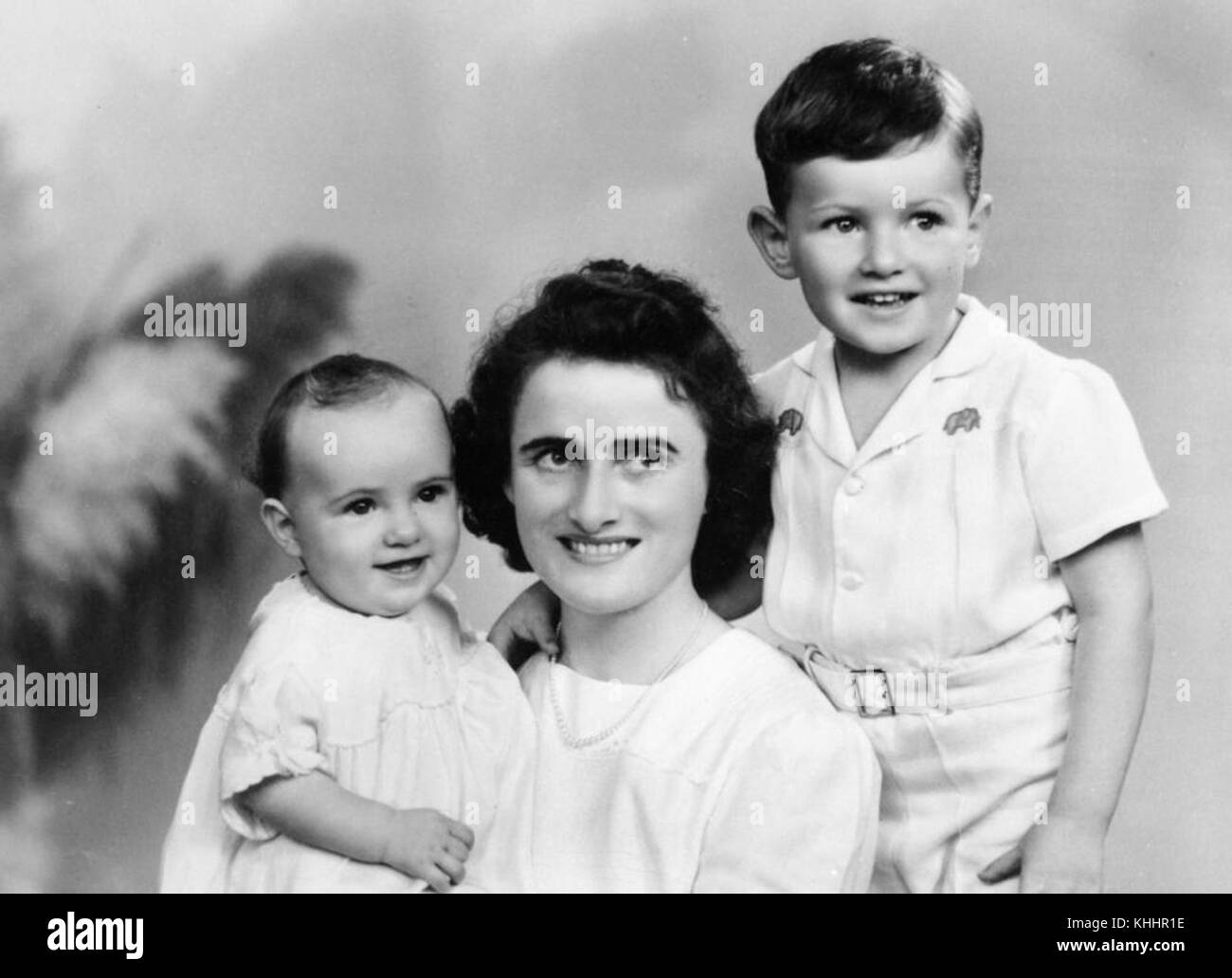 1940s historical mother children hi-res stock photography and images ...