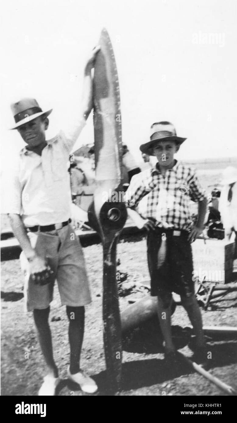 1 64443 Don Dash and Richie Searle with a propellor, Winton, 1937 Stock ...