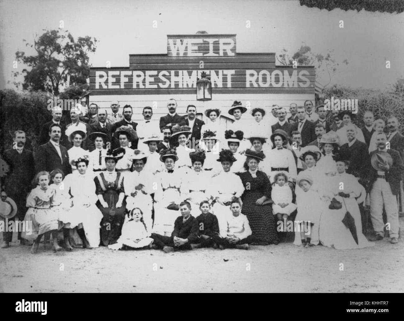 1 87204 Group portrait taken in front of the kiosk at the weir ...