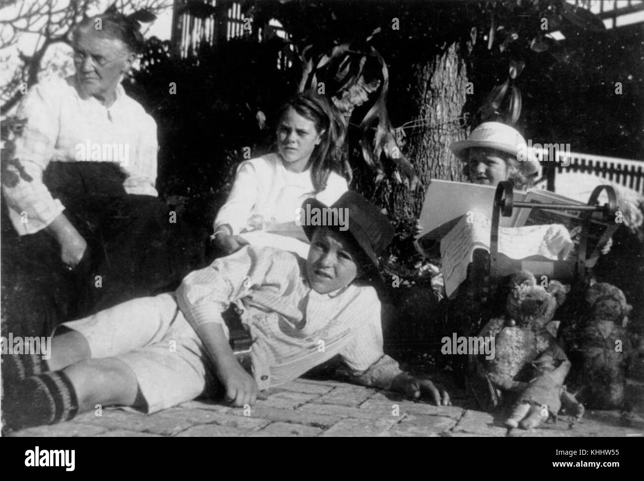 1 170151 Cook Family at The Cottage, 1921 Stock Photo - Alamy