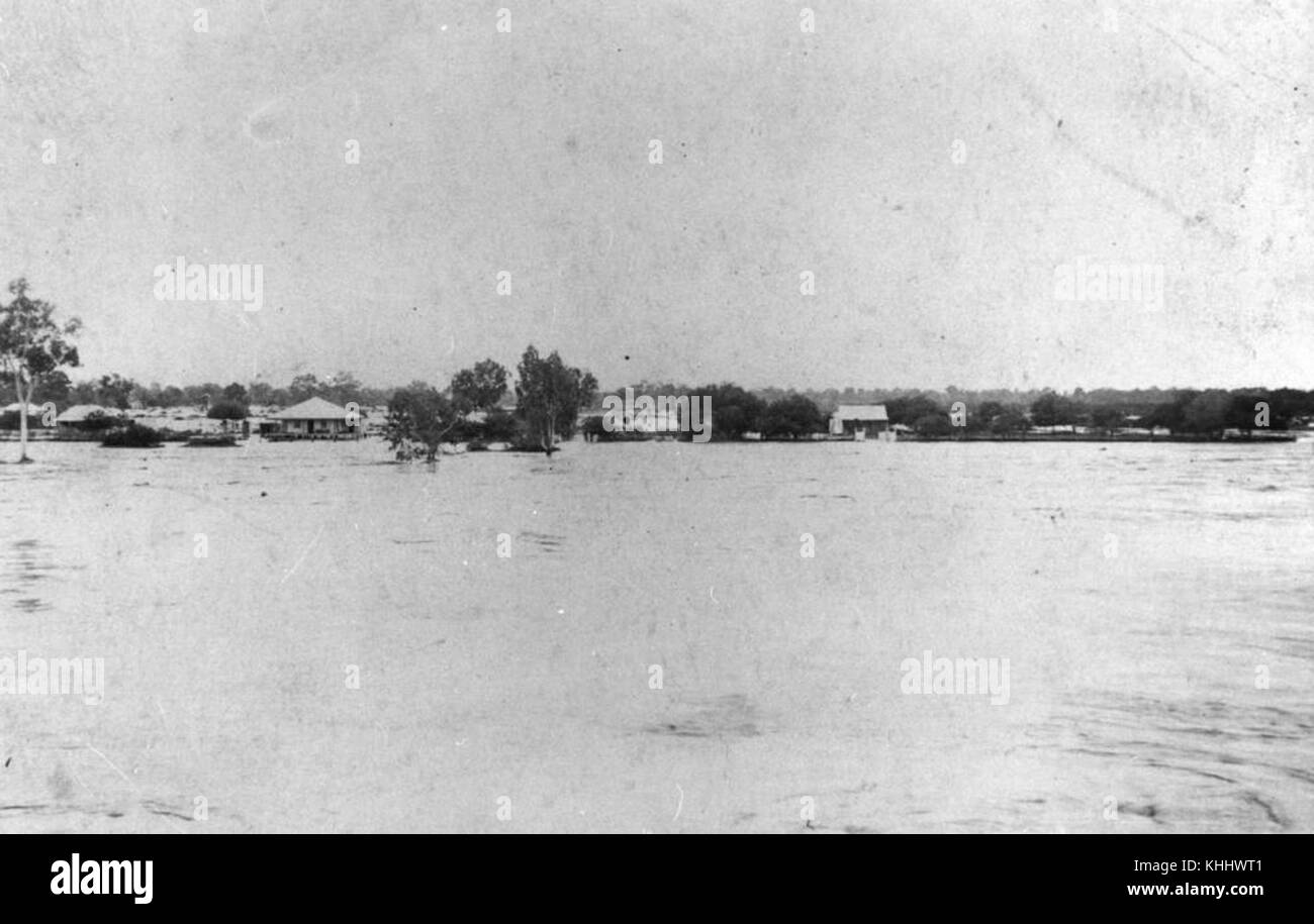 2 167395 Waters of the Flinders River in full spate, Hughenden ...