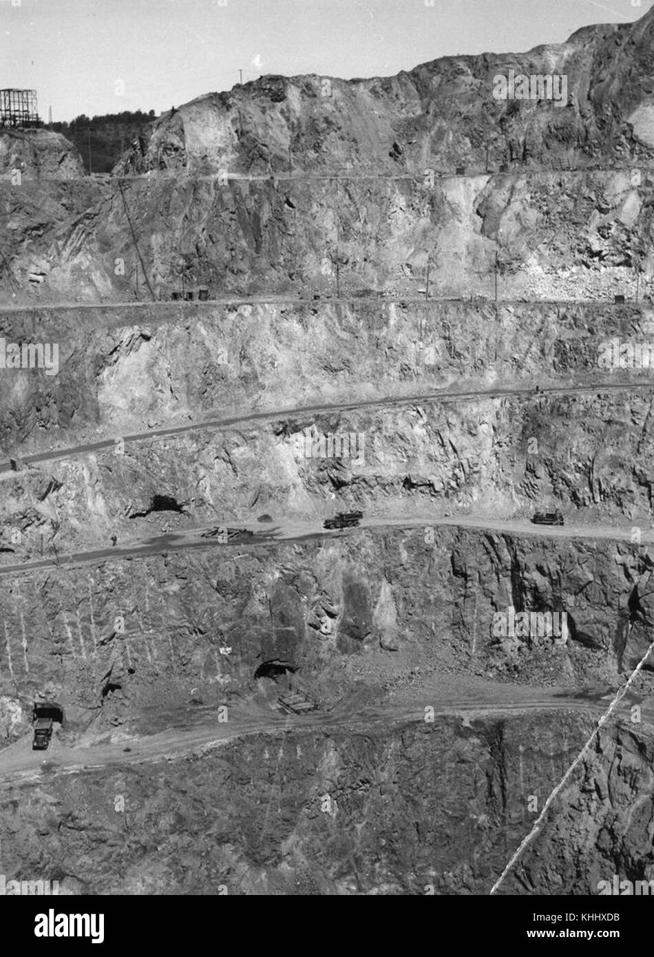 2 297627 Open cut mine at Mount Morgan, 1952 Stock Photo - Alamy