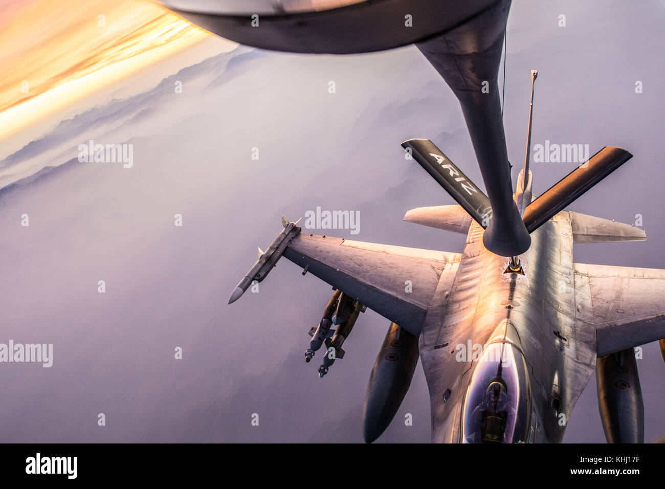 Fighter jet refueling air hi-res stock photography and images - Alamy