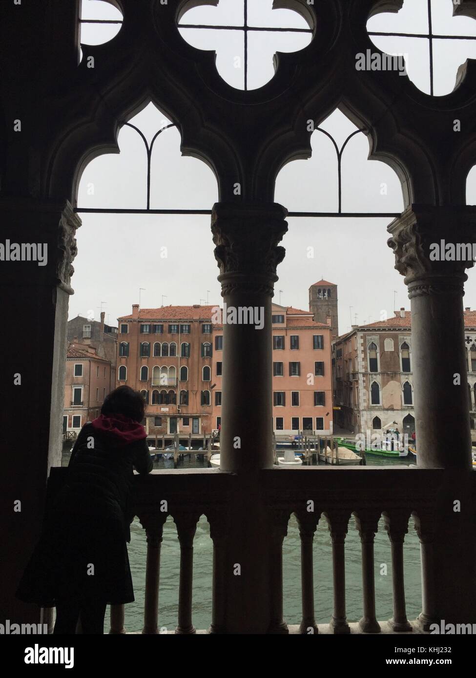 Figure looking over the grand canal - Venice, Italy Stock Photo - Alamy