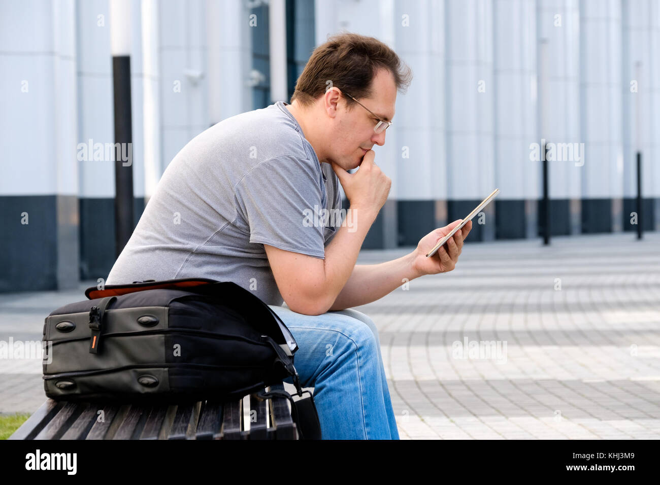 Man reading tablet hi-res stock photography and images - Alamy