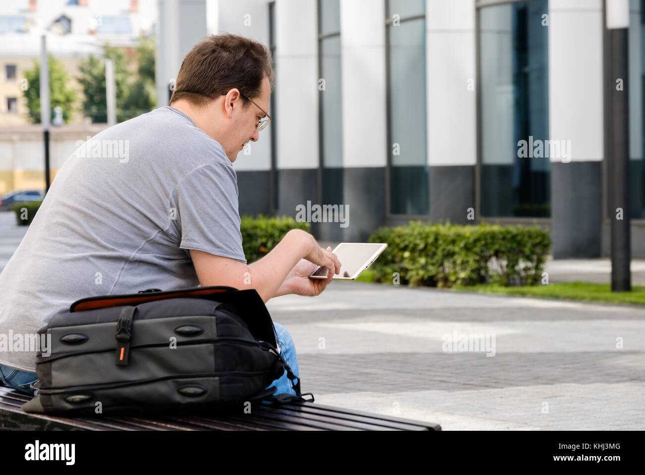 Man reading tablet hi-res stock photography and images - Alamy