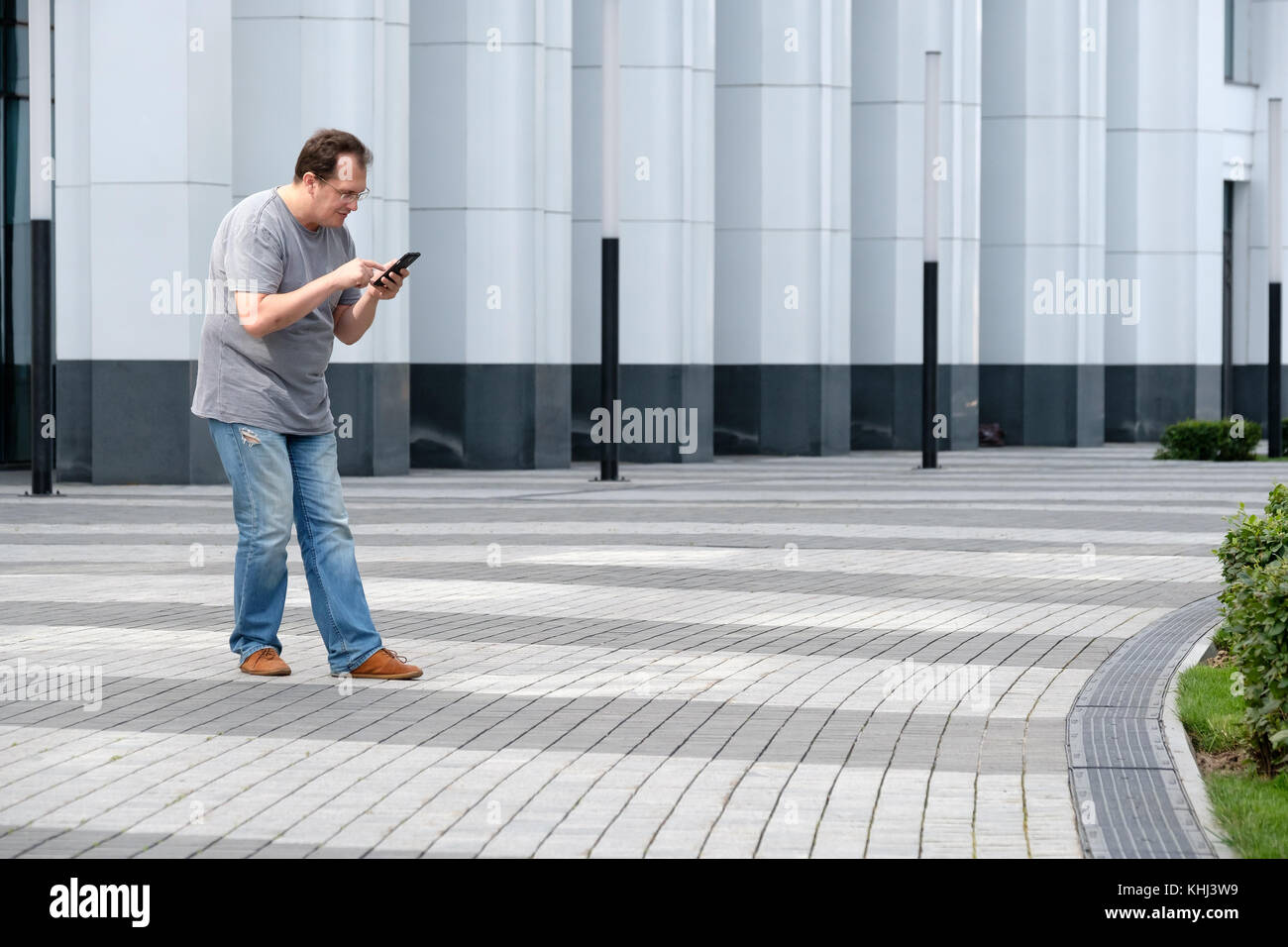 Man playing mobile game Stock Photo - Alamy