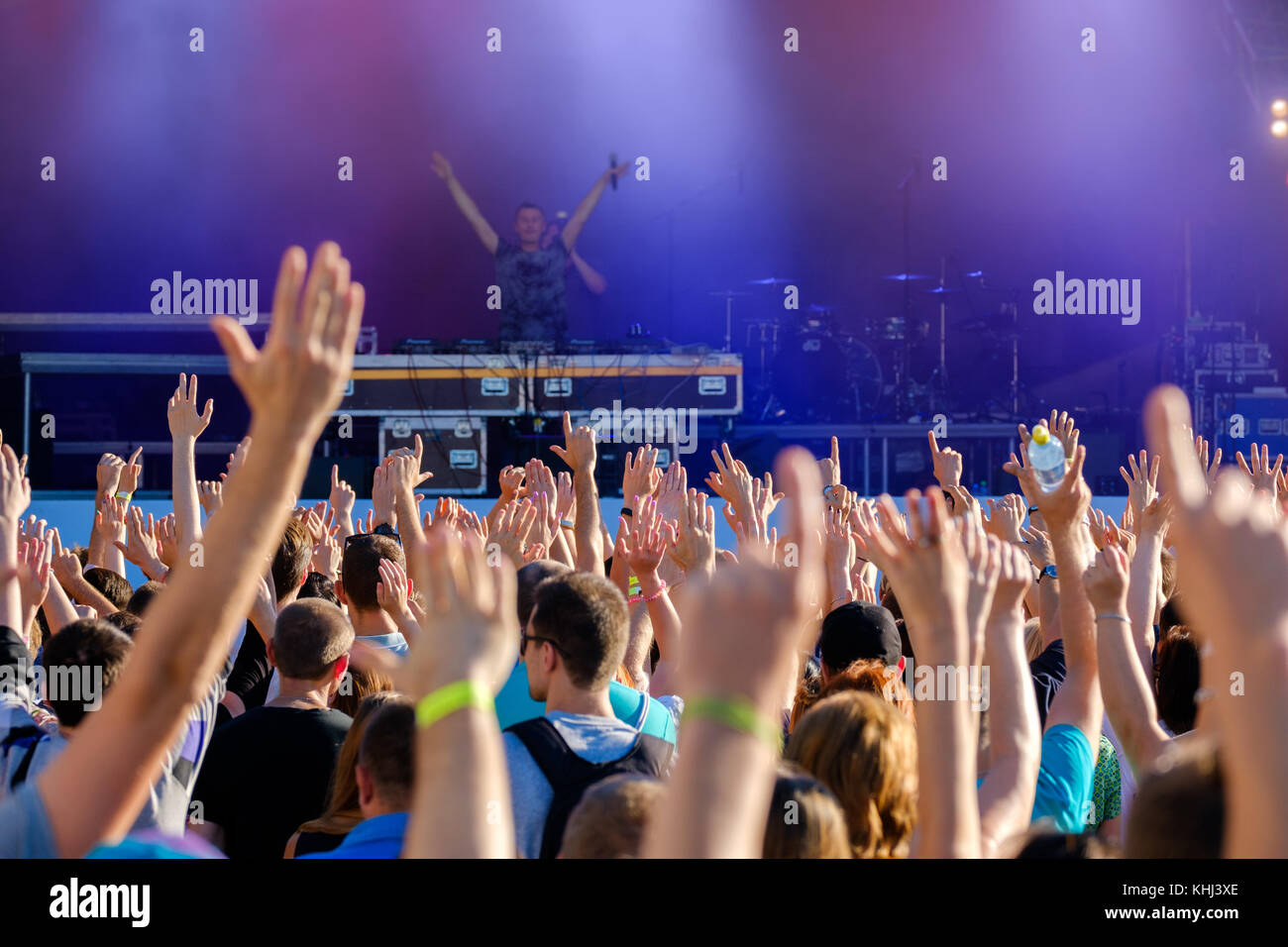 Crowd of fans cheering Stock Photo - Alamy