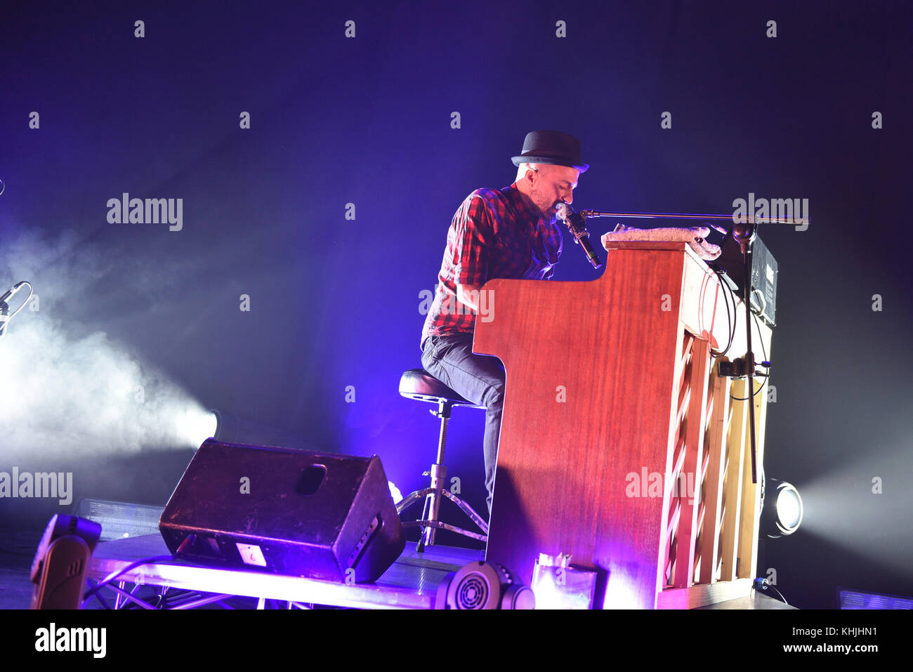 Napoli, Italy. 16th Nov, 2017. Italian singer-songwriter Samuel Romano ...