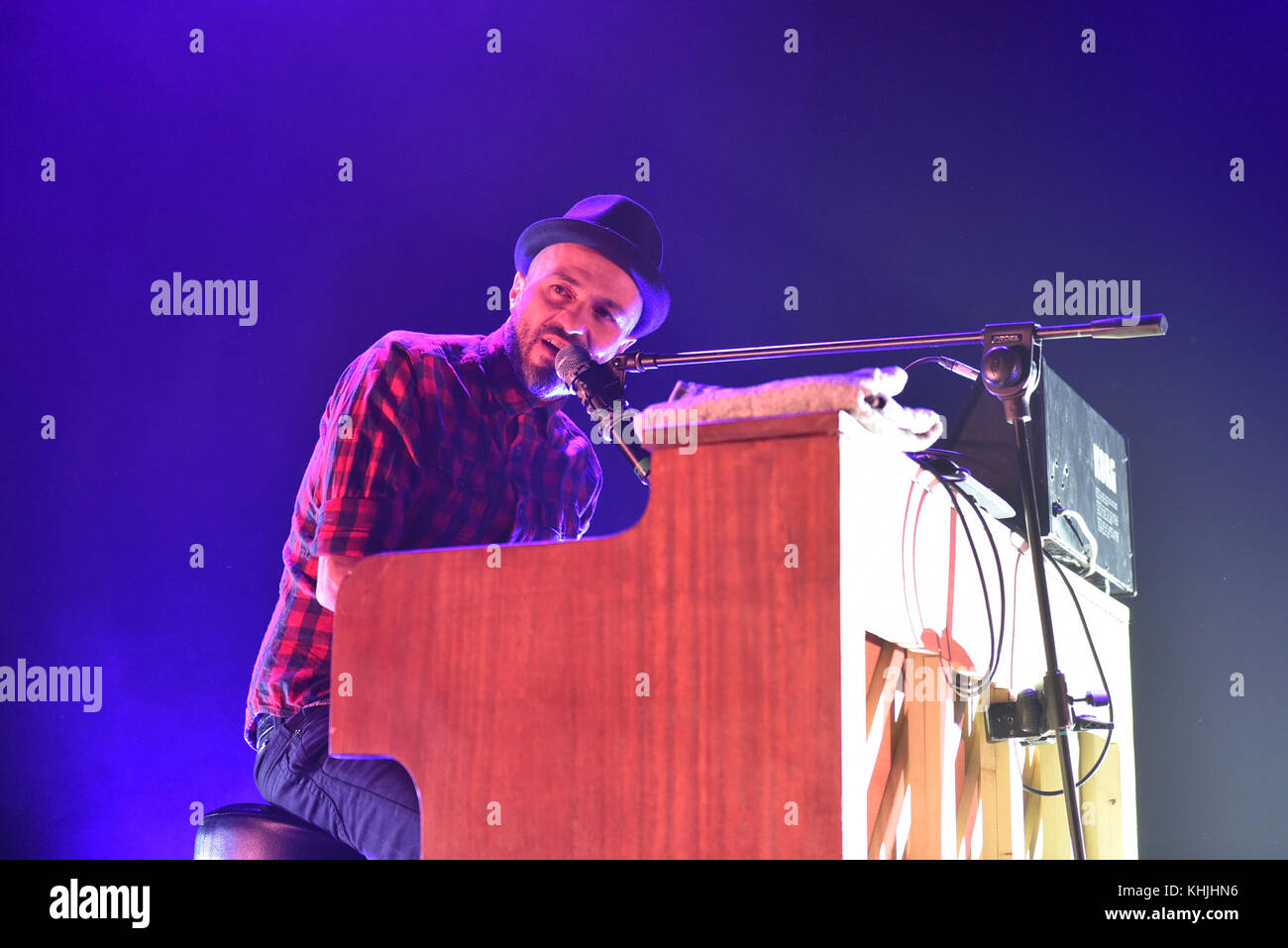 Napoli, Italy. 16th Nov, 2017. Italian singer-songwriter Samuel Romano ...
