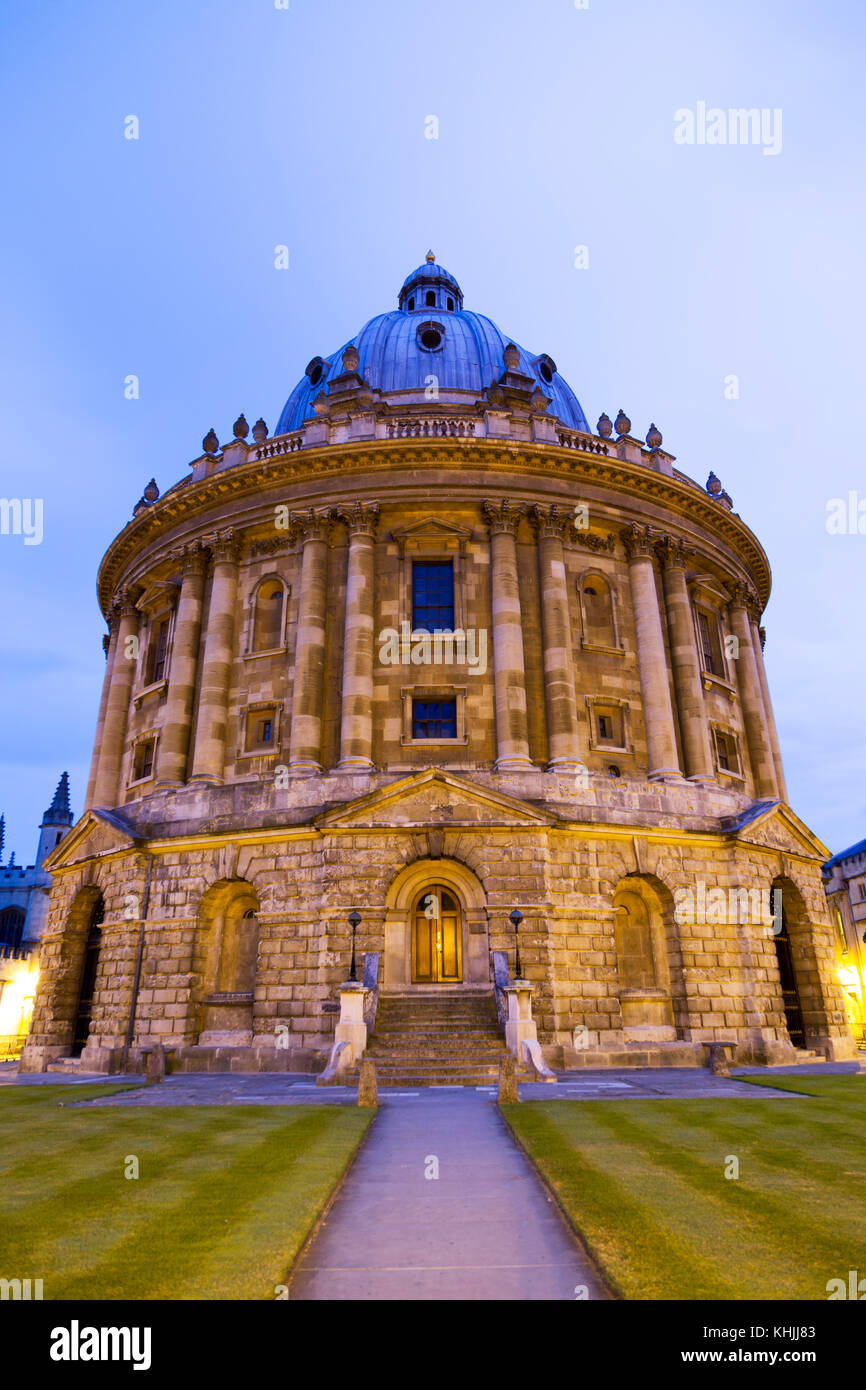UK, Oxford, the Radcliffe Camera library at dusk Stock Photo - Alamy