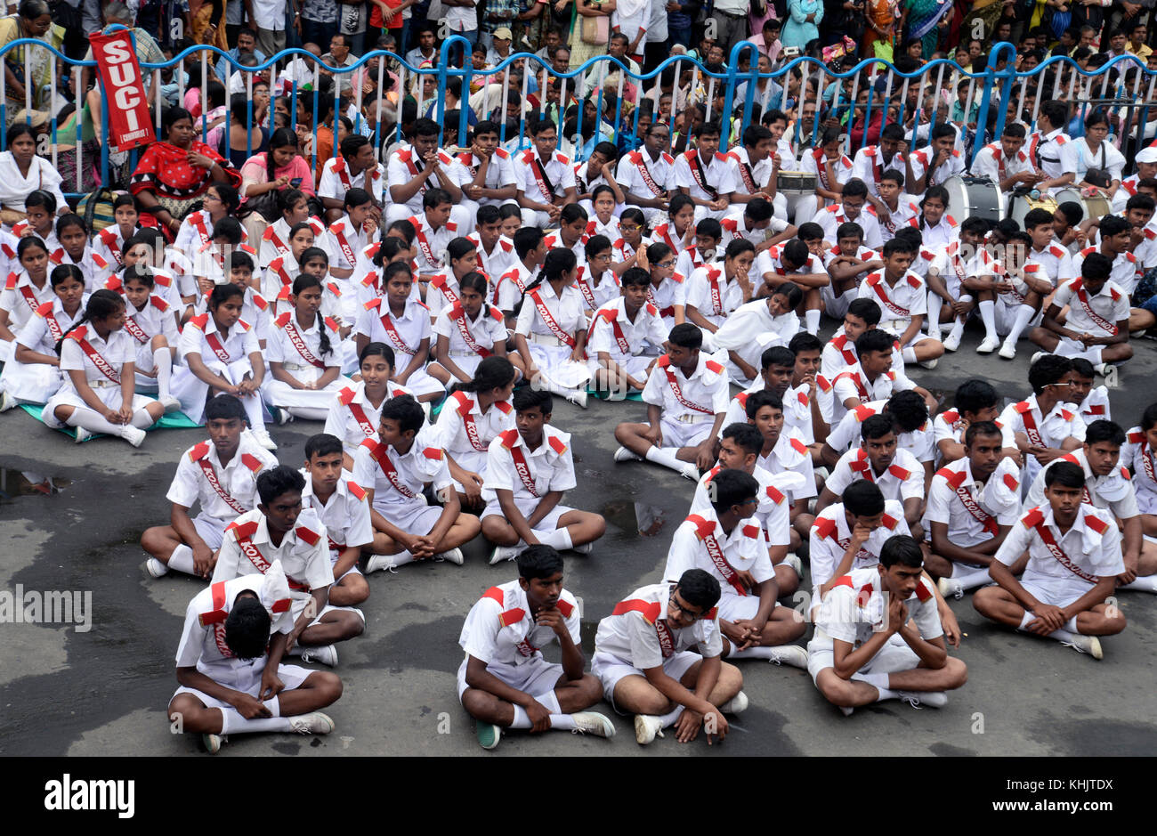 Kolkata, India. 17th Nov, 2017. Members of the Socialist Unity Centre ...