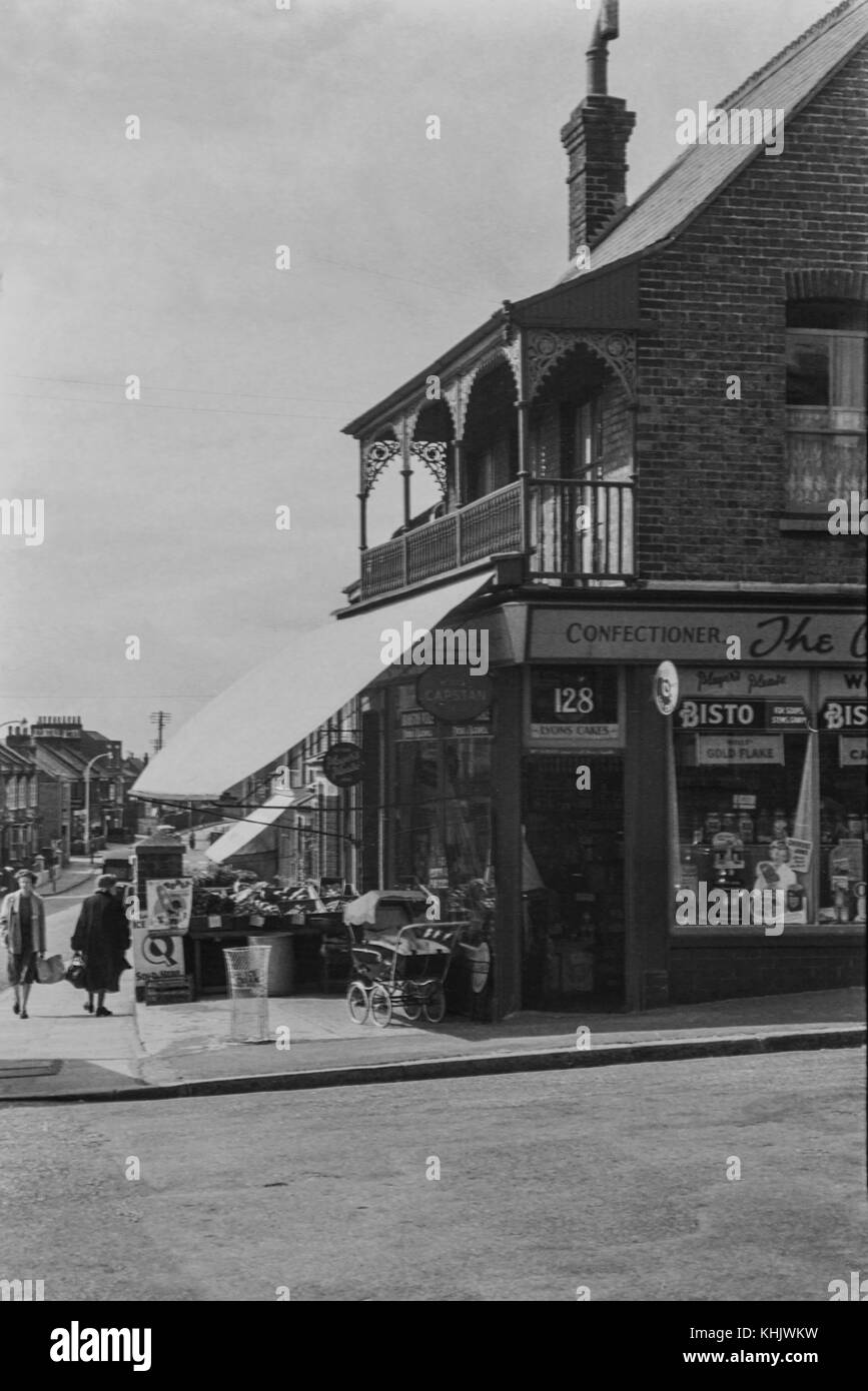 Corner shop 1950s hi-res stock photography and images - Alamy