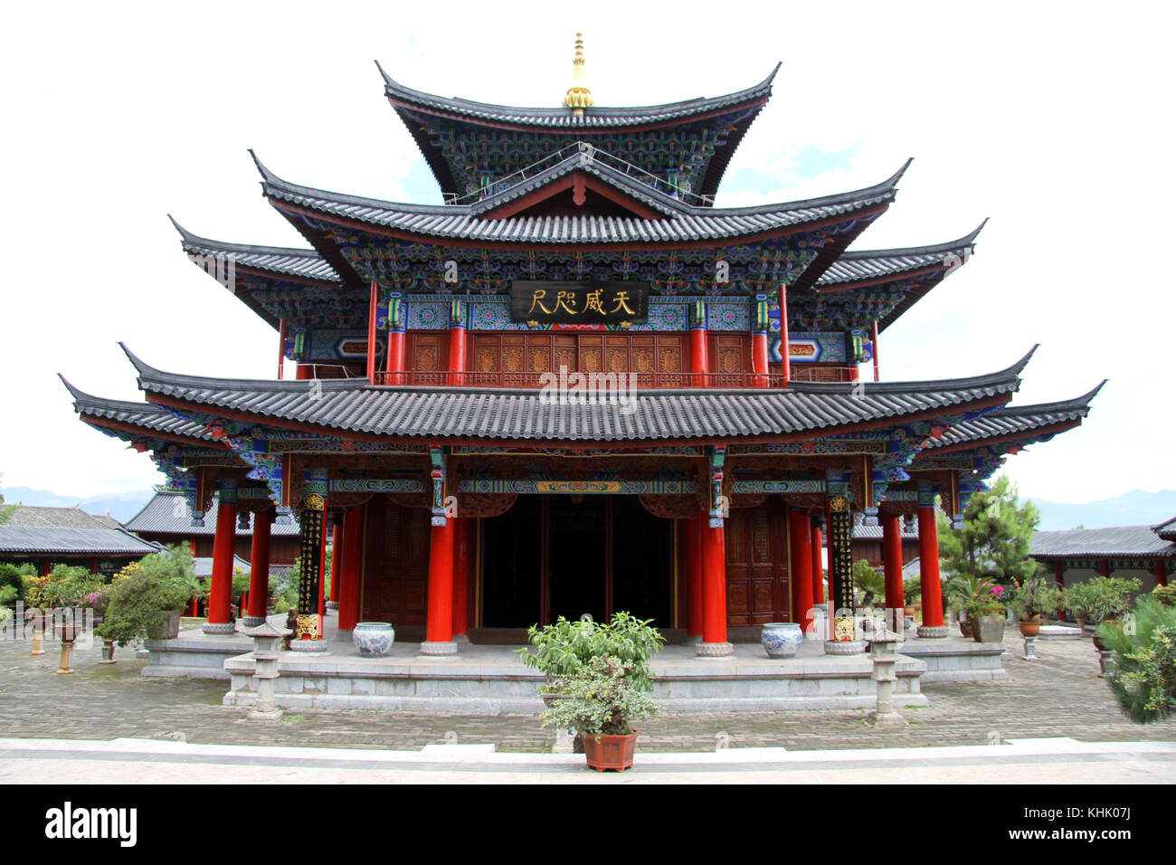 Chinese ancient temple in lijiang hi-res stock photography and images ...