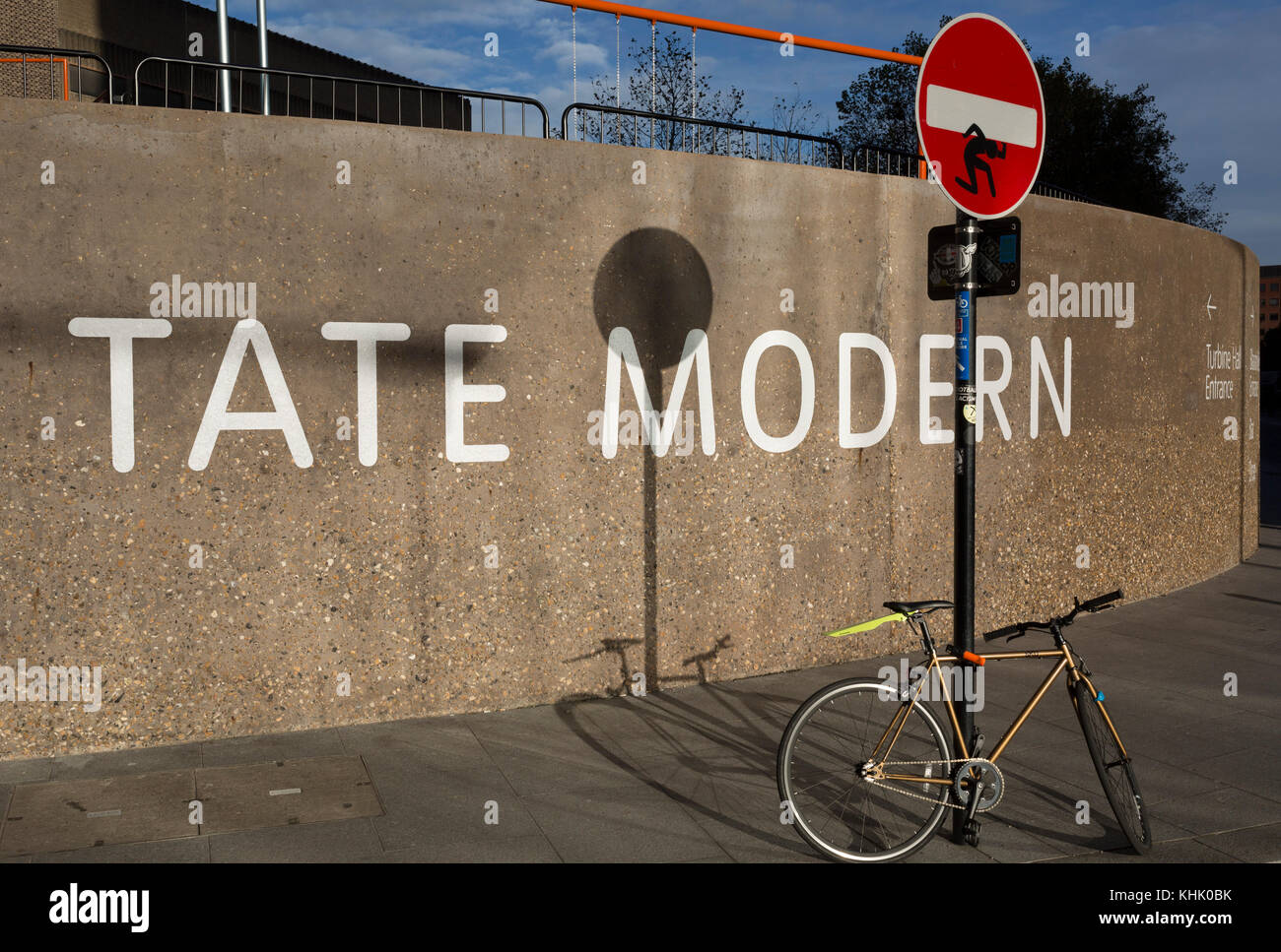 Tate modern exterior 2017 hi-res stock photography and images - Alamy