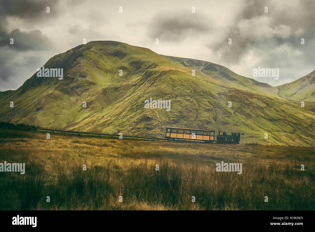 train going up snowdon mountain Stock Photo - Alamy