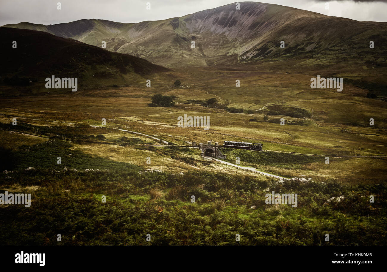 train going up snowdon mountain Stock Photo - Alamy