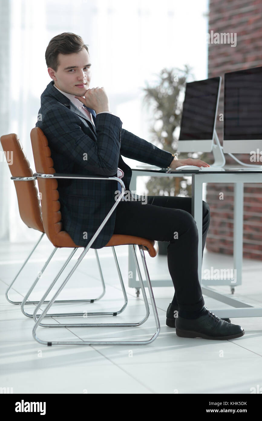 employee in the office behind a Desk Stock Photo - Alamy