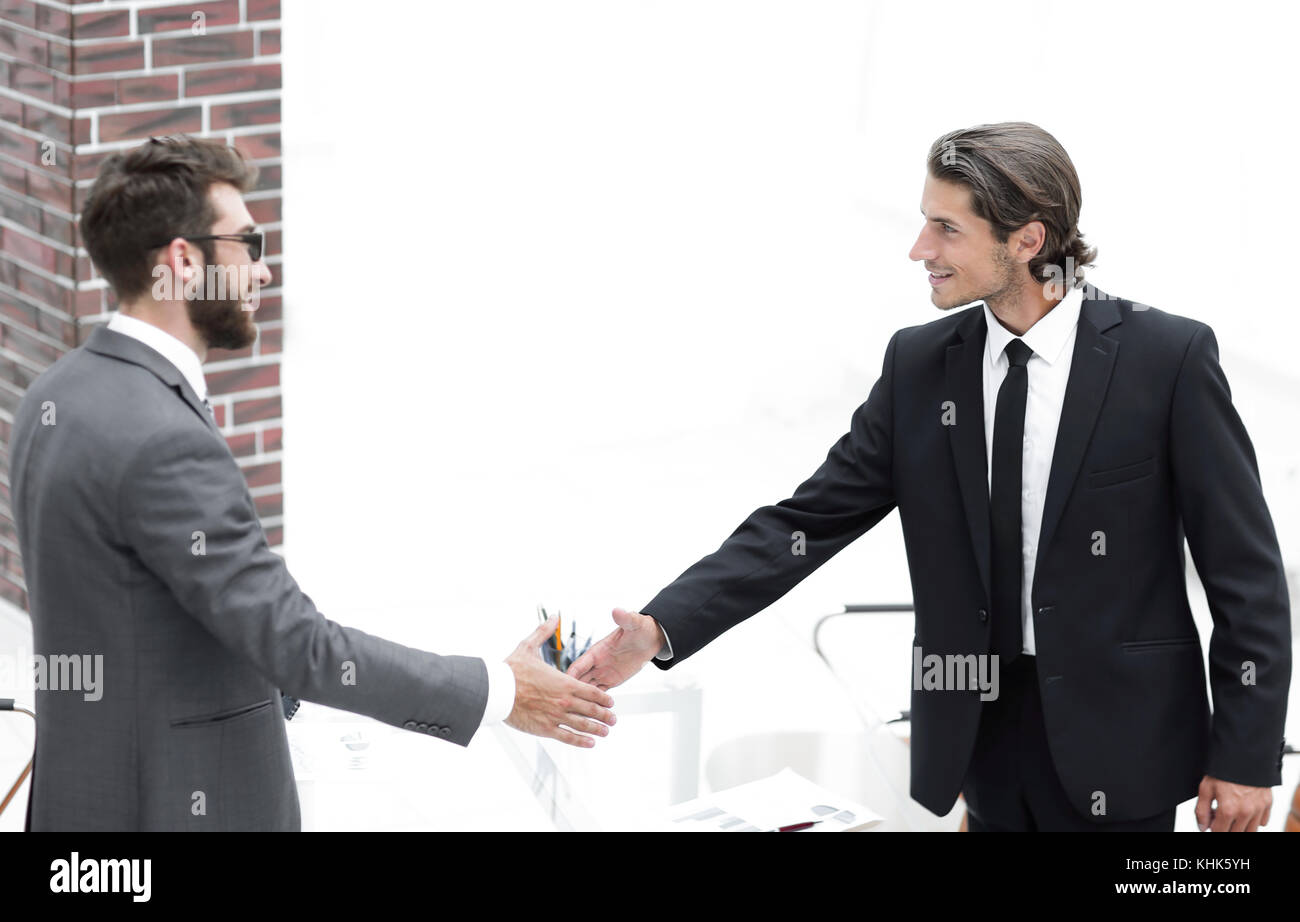 welcome and handshake of business partners Stock Photo - Alamy