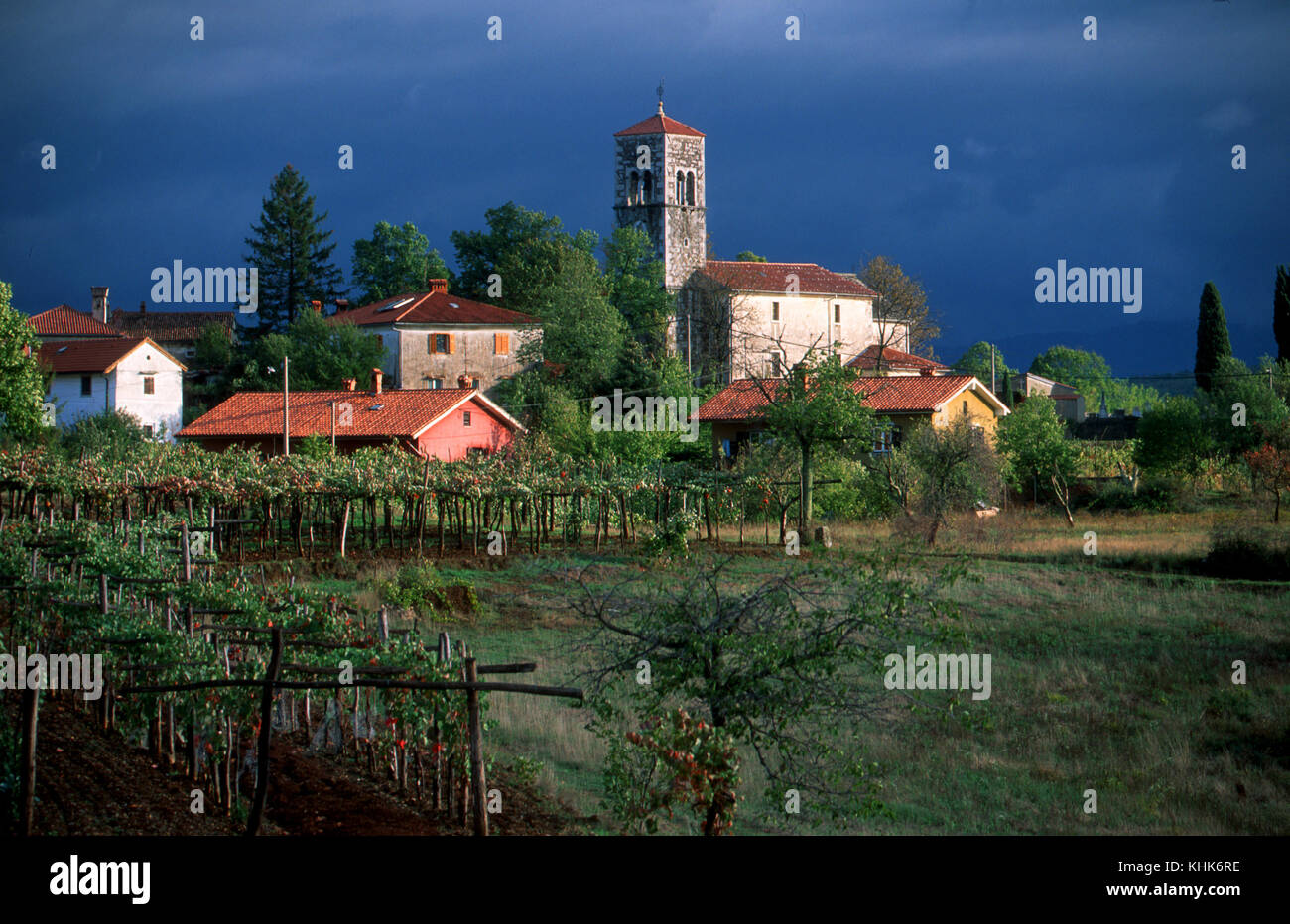 Slowenien, Tomaj, Karstdorf Tomaj Stock Photo - Alamy
