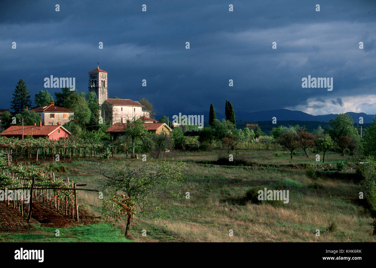 Slowenien, Tomaj, Karstdorf Tomaj Stock Photo - Alamy