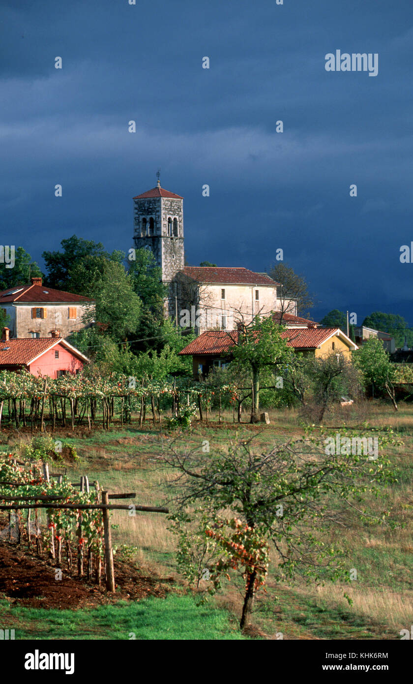 Slowenien, Tomaj, Karstdorf Tomaj Stock Photo - Alamy