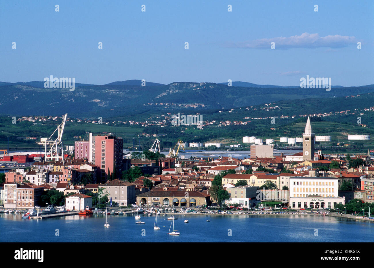 Slowenien, Koper, Stadtansicht mit Hafen Stock Photo - Alamy