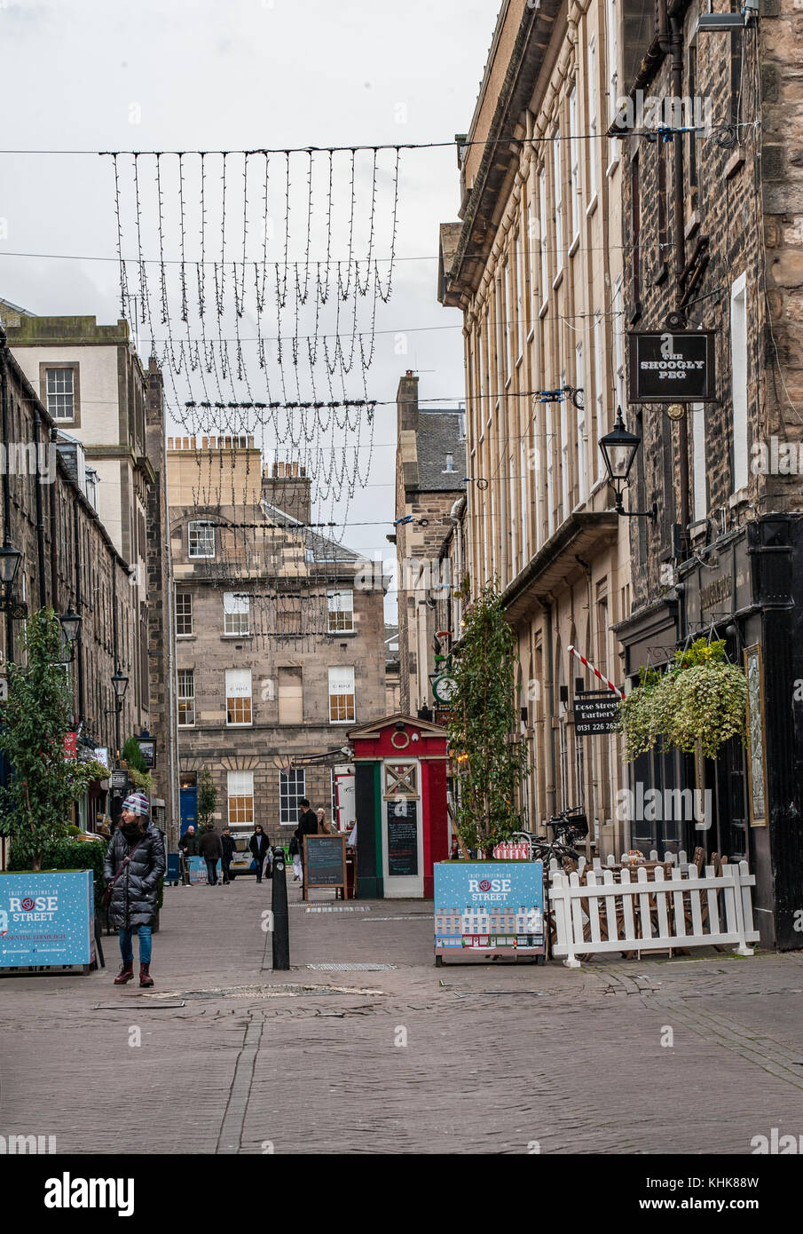 Tourists on iconic cobblestone Rose Street in the centre of Edinburgh ...