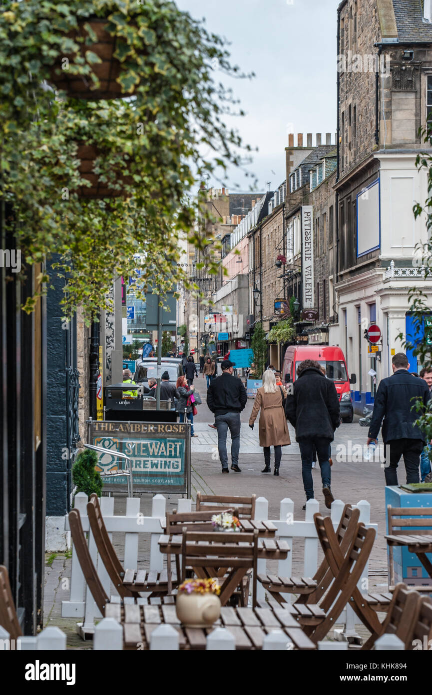 Tourists on iconic cobblestone Rose Street in the centre of Edinburgh ...