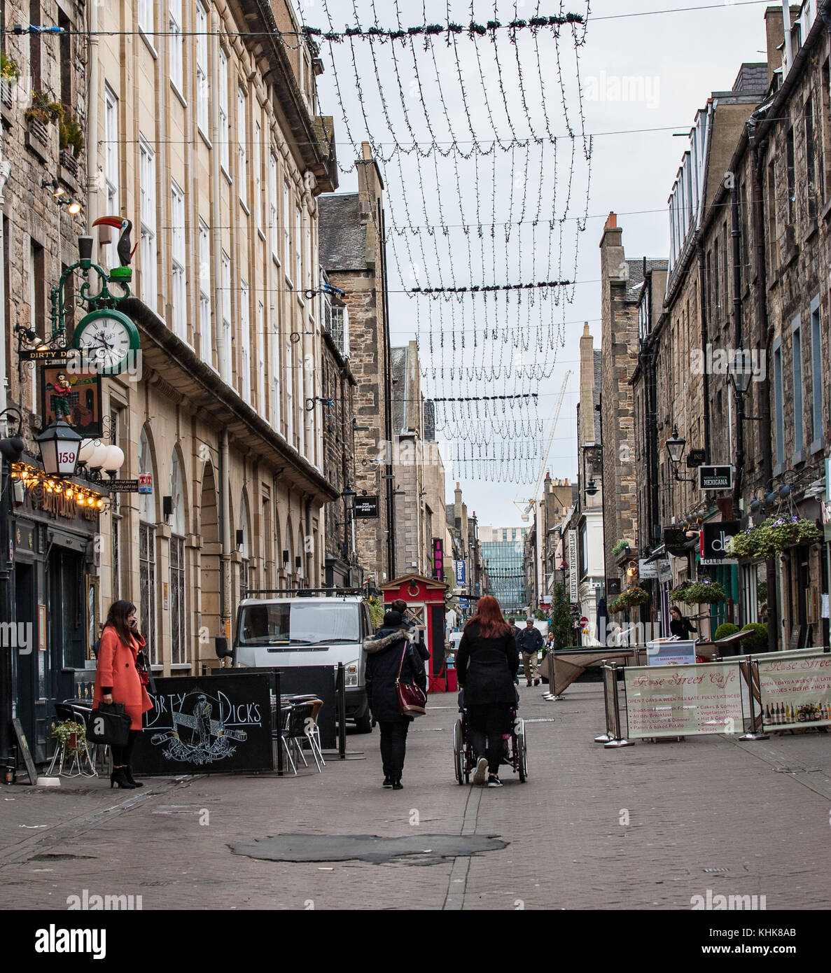 Tourists on iconic cobblestone Rose Street in the centre of Edinburgh ...