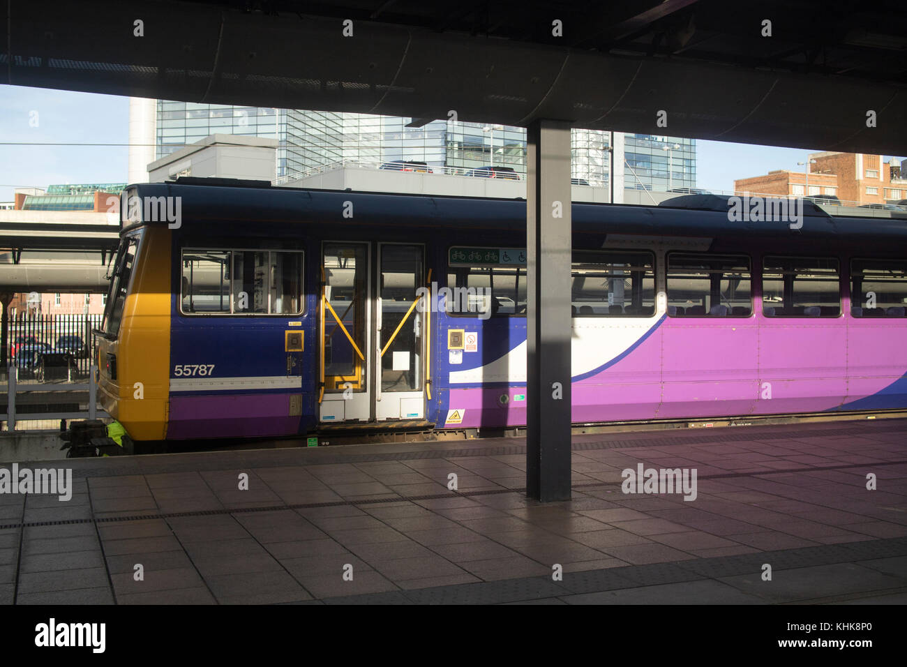 Platform at Leeds Train Station, West Yorkshire, England Stock Photo ...