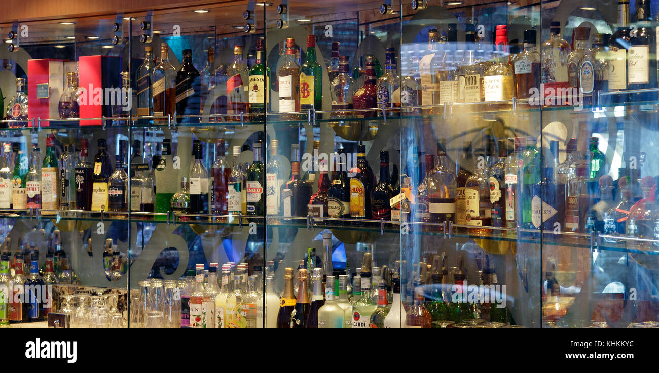 Liquor bottles behind bar hi-res stock photography and images - Alamy
