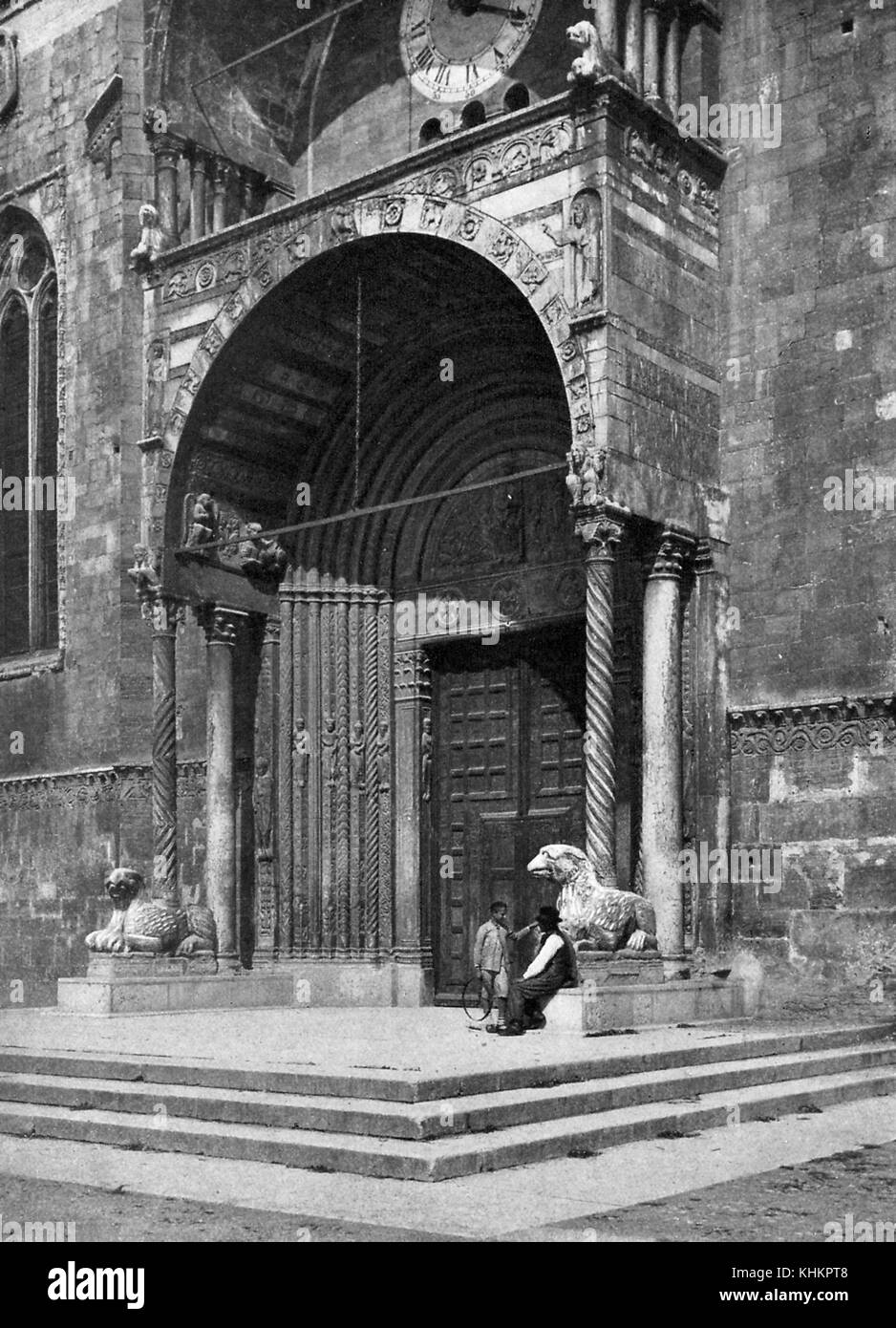 Portal of verona cathedral Black and White Stock Photos & Images - Alamy