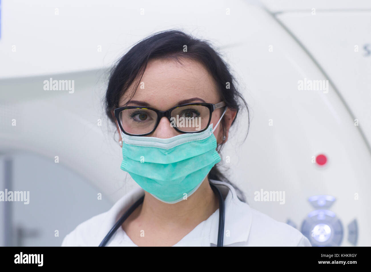 Hospital radiologist wearing face mask Stock Photo - Alamy