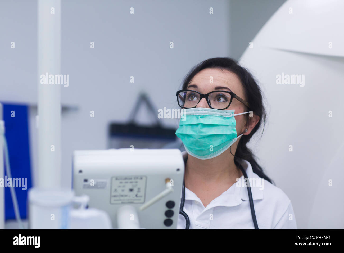 Hospital radiologist wearing face mask Stock Photo - Alamy