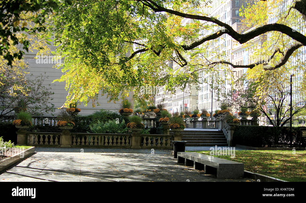 Beautiful tiny park in Downtown Chicago at the sunny October day Stock ...