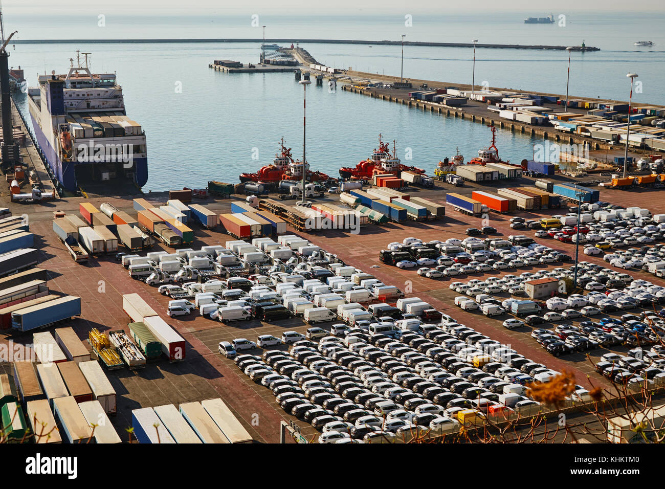 New cars loading for export hi-res stock photography and images - Alamy